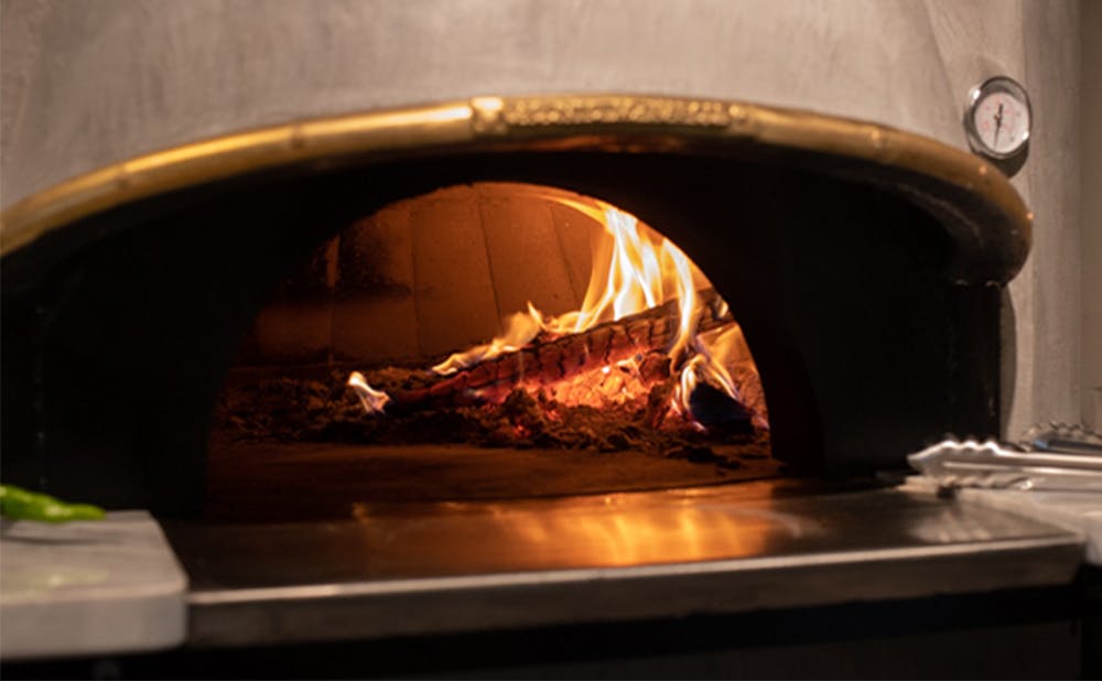 京都「LURRA°」宮下拓己氏・Jacob Kear氏に聞く、薪火や発酵を取り入れた料理で挑戦するイノベーティブの世界とは | KIWAMINO