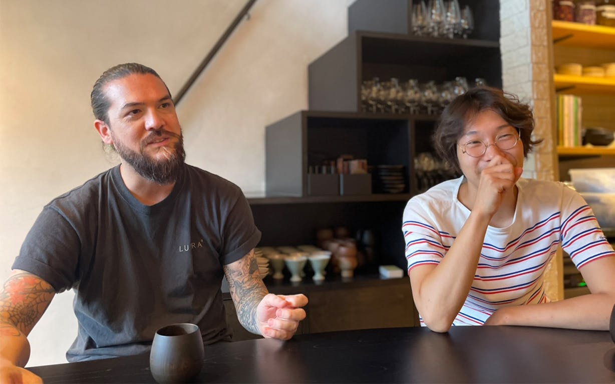 京都「LURRA°」宮下拓己氏・Jacob Kear氏に聞く、薪火や発酵を取り入れた料理で挑戦するイノベーティブの世界とは | KIWAMINO