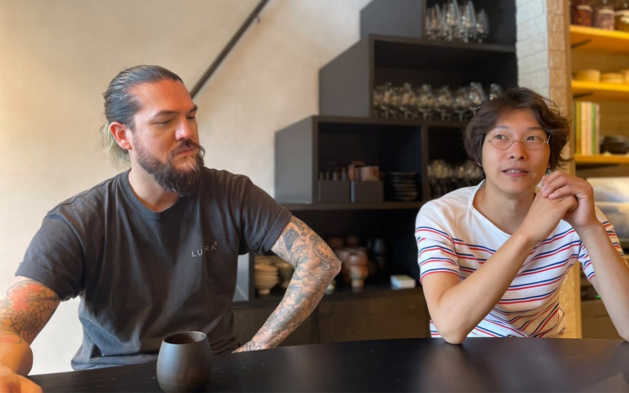 京都「LURRA°」宮下拓己氏・Jacob Kear氏に聞く、薪火や発酵を取り入れた料理で挑戦するイノベーティブの世界とは | KIWAMINO