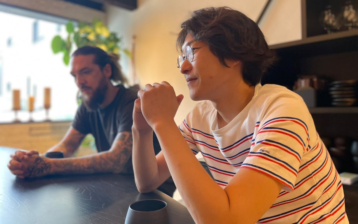 京都「LURRA°」宮下拓己氏・Jacob Kear氏に聞く、薪火や発酵を取り入れた料理で挑戦するイノベーティブの世界とは | KIWAMINO