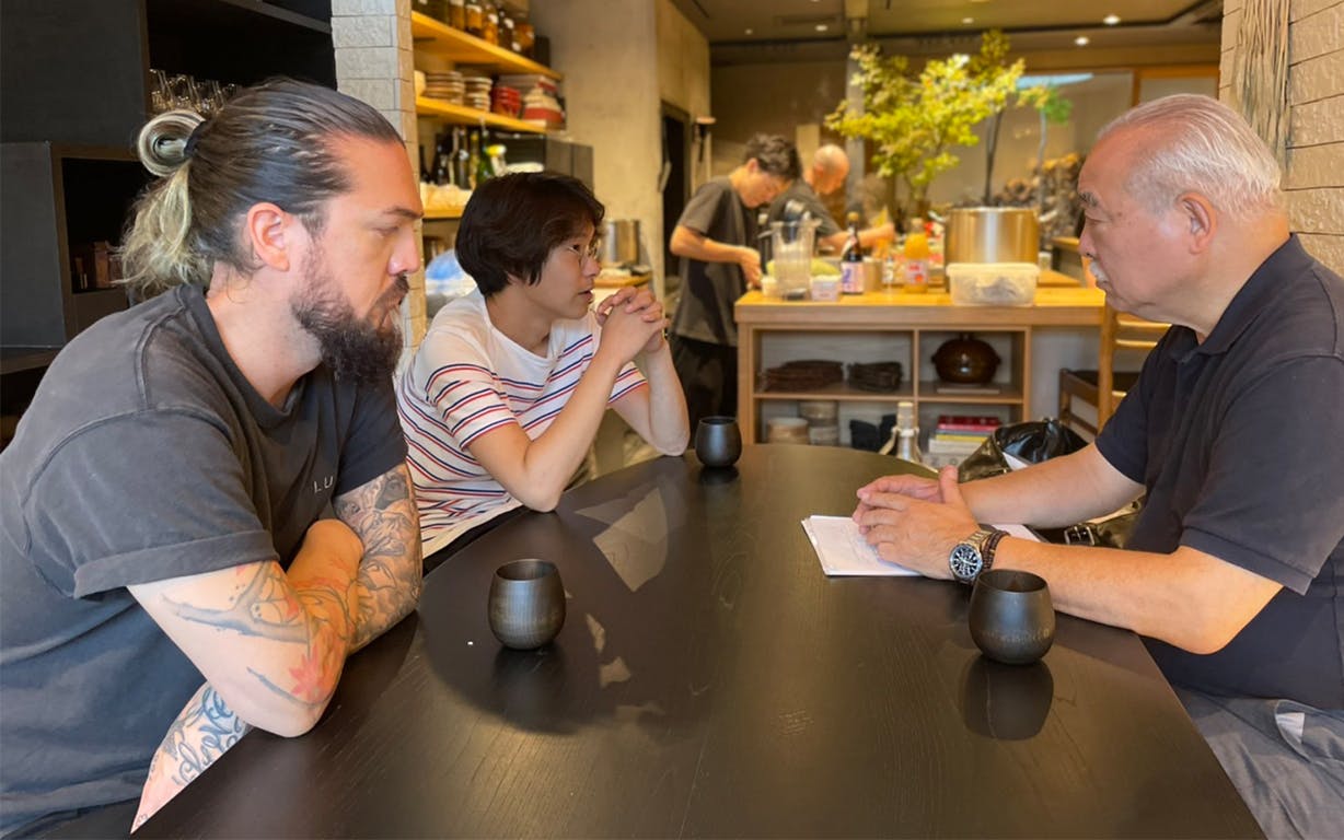 京都「LURRA°」宮下拓己氏・Jacob Kear氏に聞く、薪火や発酵を取り入れた料理で挑戦するイノベーティブの世界とは | KIWAMINO