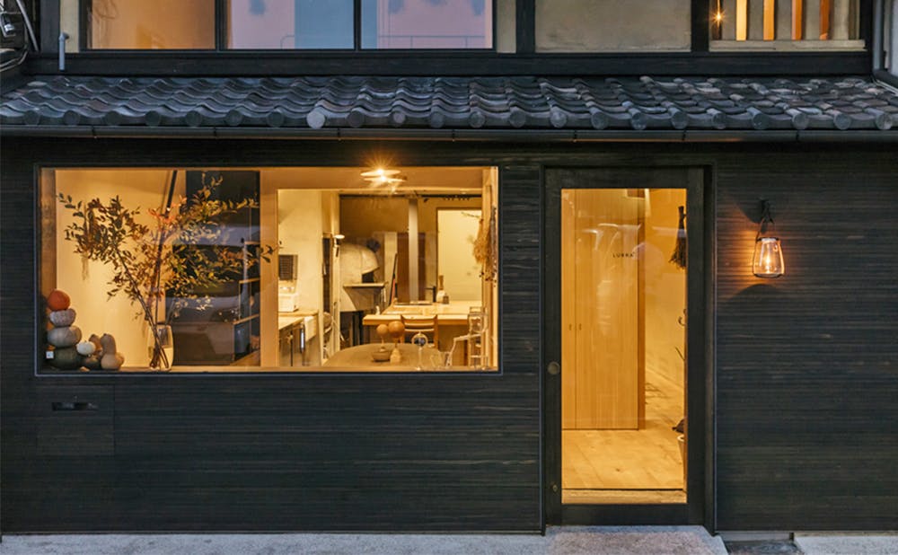 京都「LURRA°」宮下拓己氏・Jacob Kear氏に聞く、薪火や発酵を取り入れた料理で挑戦するイノベーティブの世界とは | KIWAMINO