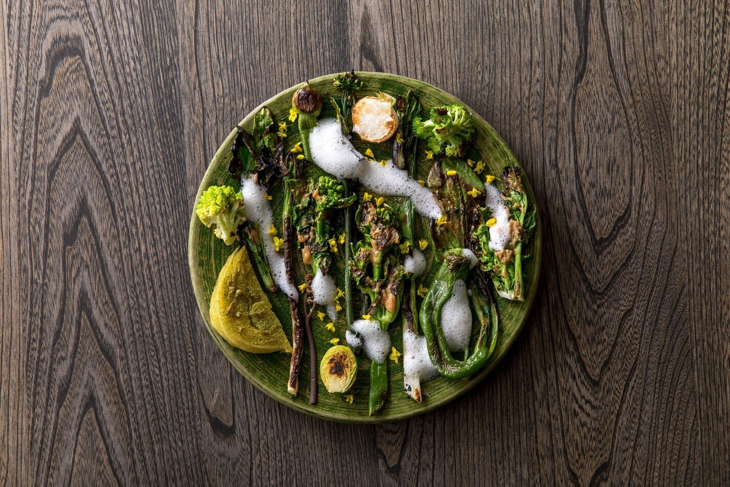 京都「LURRA°」宮下拓己氏・Jacob Kear氏に聞く、薪火や発酵を取り入れた料理で挑戦するイノベーティブの世界とは | KIWAMINO