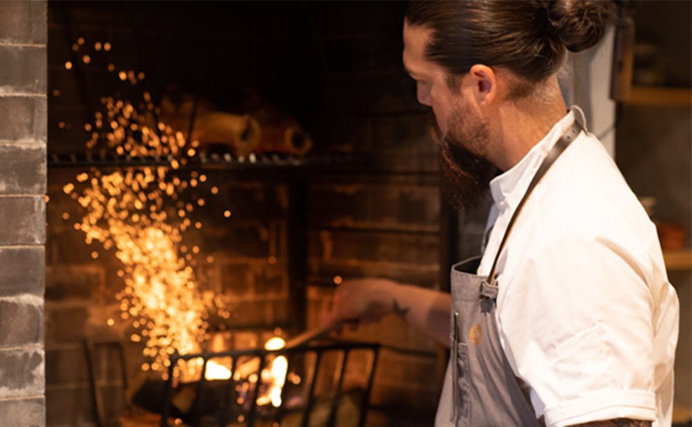 京都「LURRA°」宮下拓己氏・Jacob Kear氏に聞く、薪火や発酵を取り入れた料理で挑戦するイノベーティブの世界とは | KIWAMINO